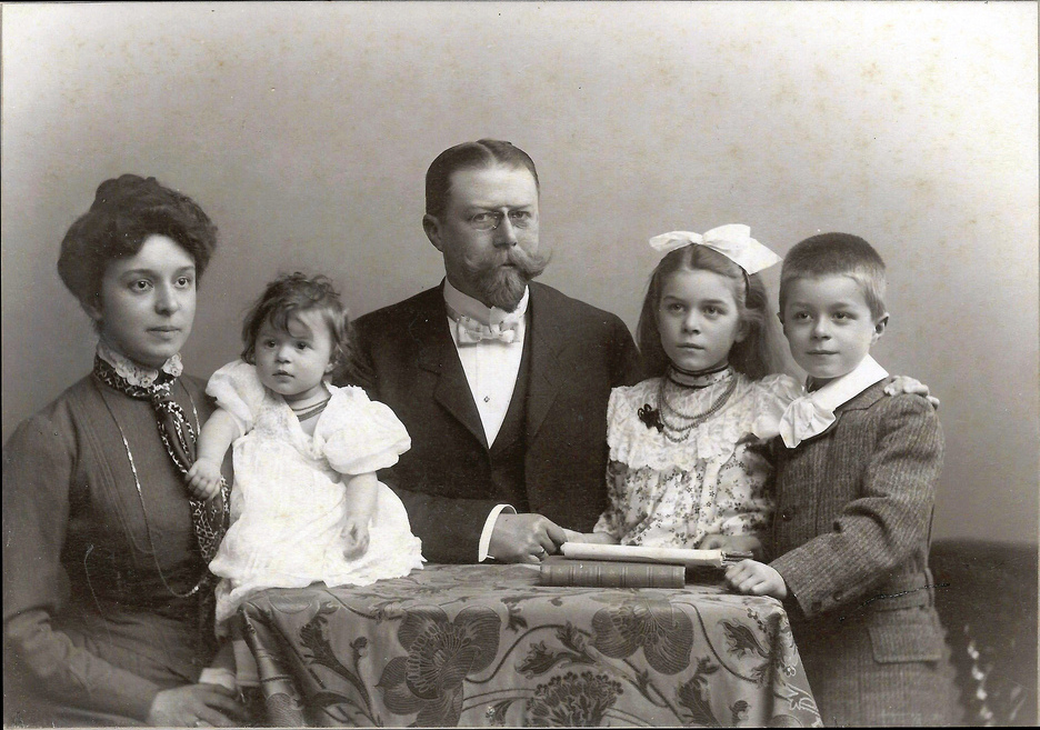 16 German Family Portrait Photographs Before the 1930s ~ vintage everyday