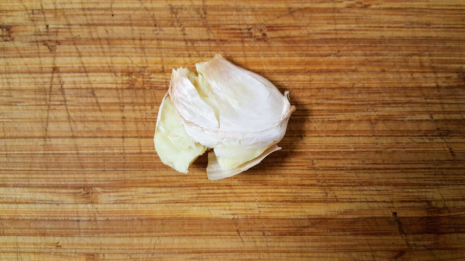 Claquer une gousse d'ail