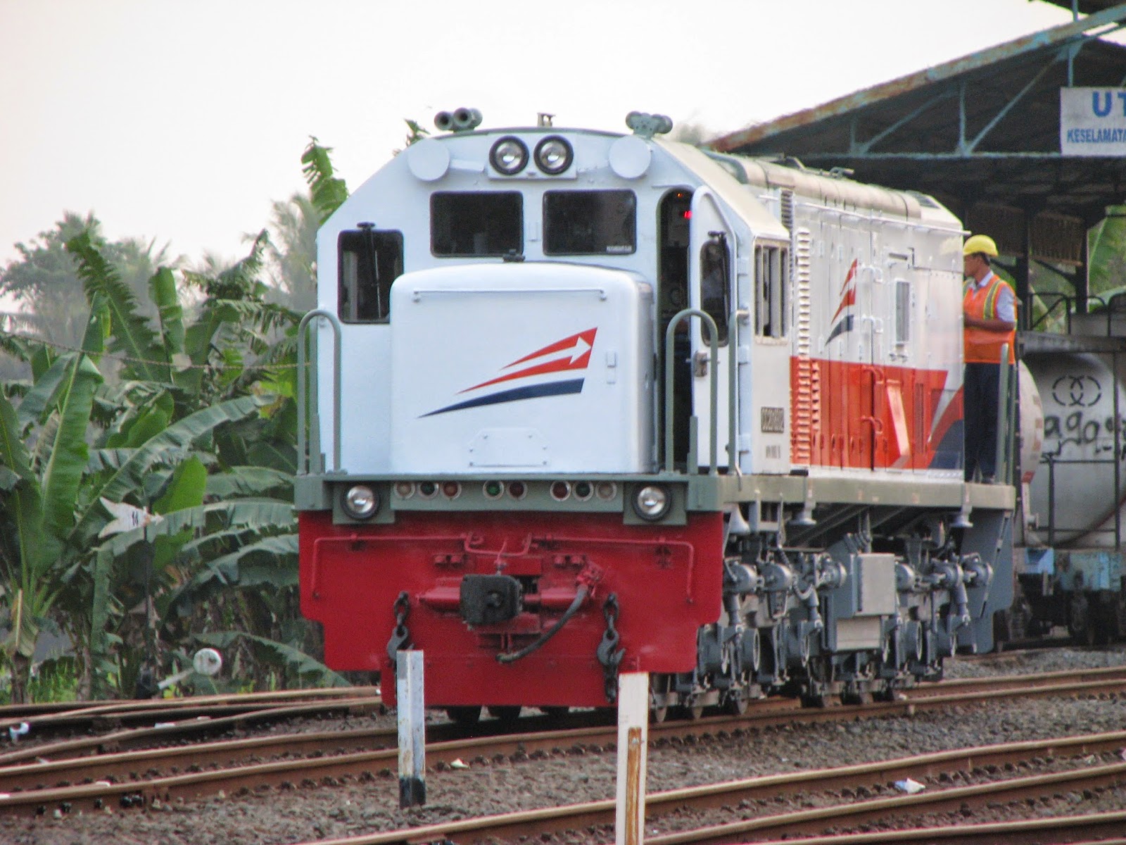 Kereta Api Indonesia: Lokomotif CC201 Melangsir Gerbong di Dipo Ketel ...