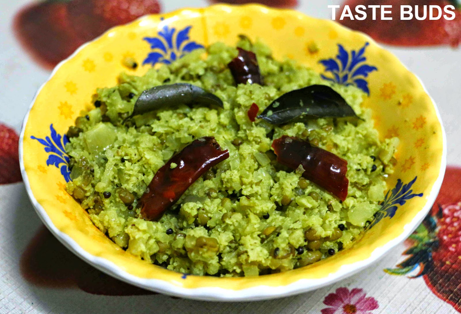 Anu's Taste Buds: Omakka Cherupayar / Papaya Mung Beans Thoran