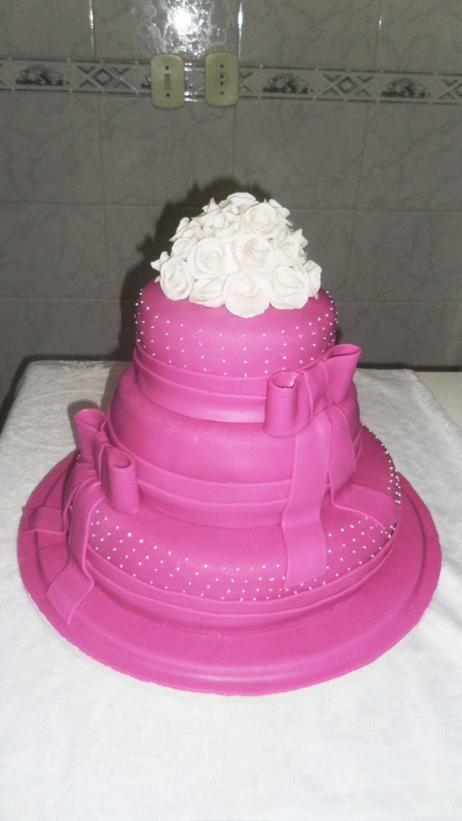 Festas da Kaká!: Bolo Rosa Pink e Rosas...