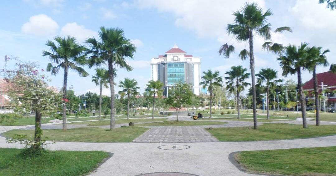 Kaindahan Taman Kampus UTM(Universitas Trunojoyo Madura) Seperti Taman ...