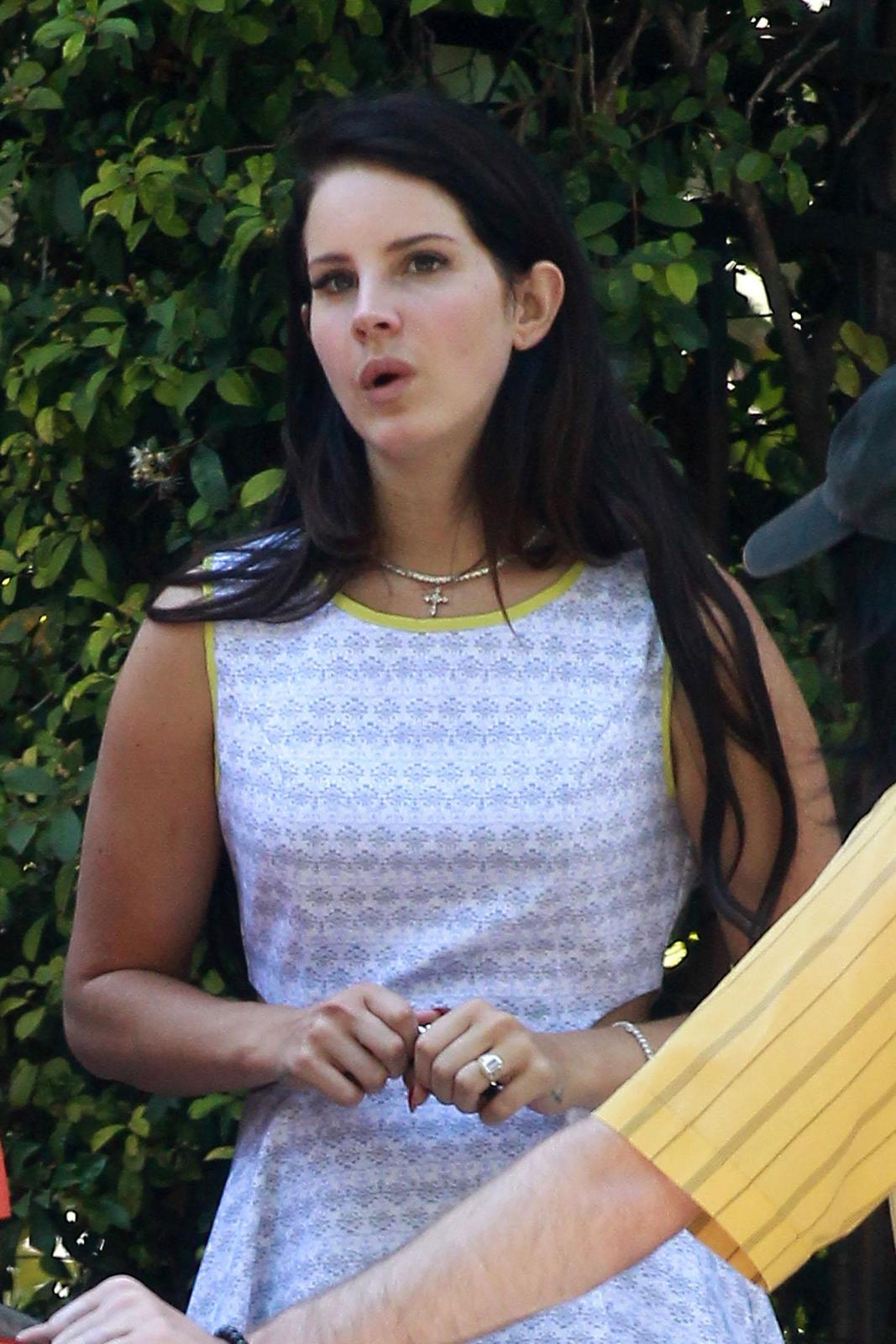 My Photo Collection Leggy Lana Del Rey Standing Out In A Sexxy Posture