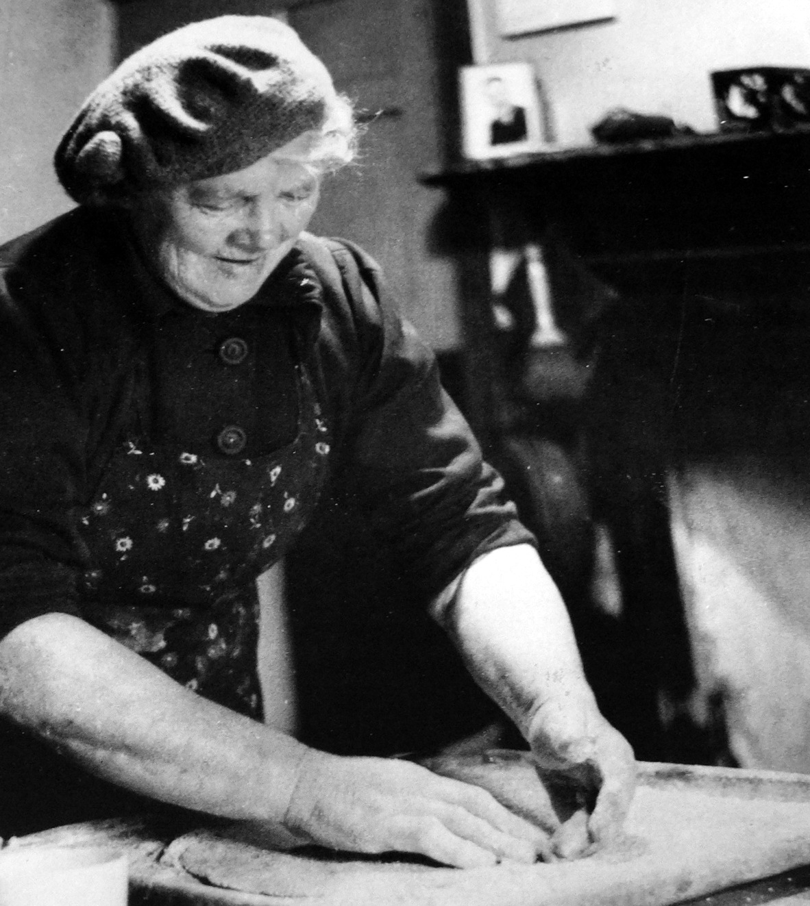 Tour Scotland: Old Photograph Crofter Making Bannocks Isle Of Skye Scotland