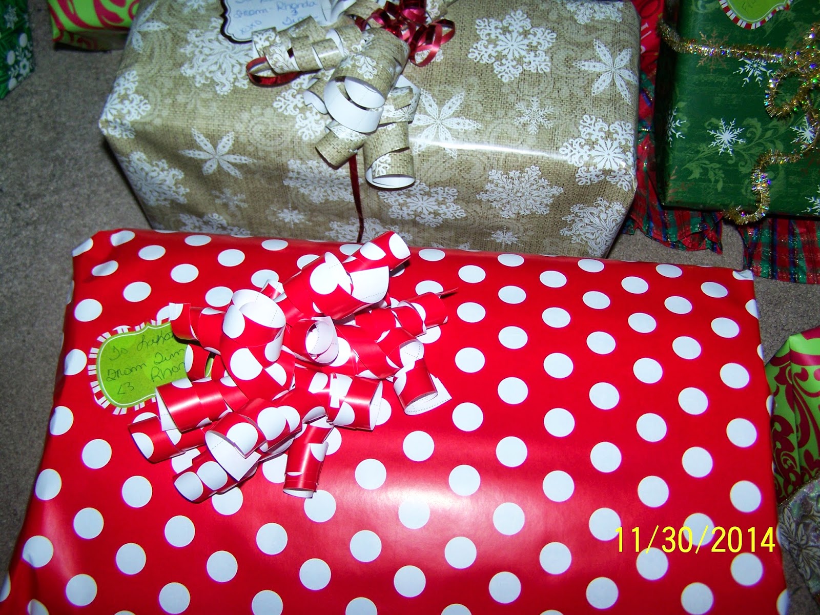 Welcome to the Tralace: Wrapping paper bows