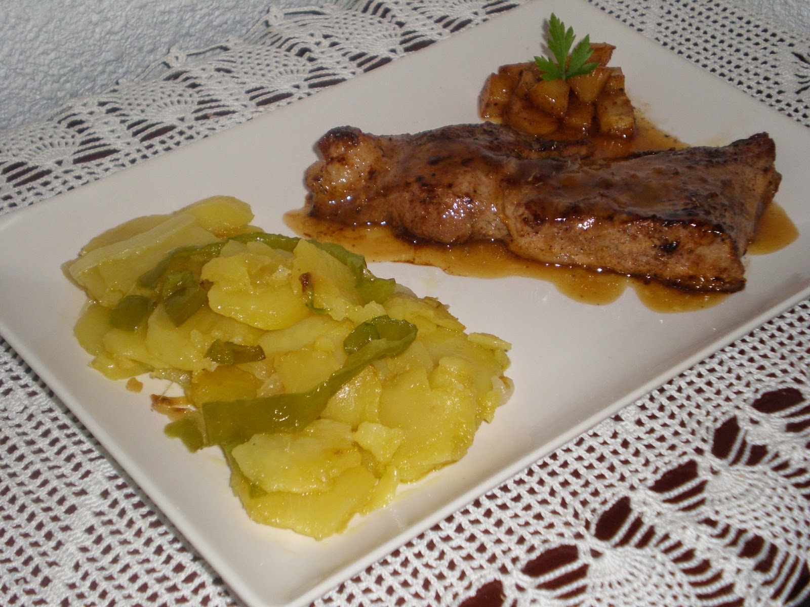 Secreto de cerdo alpujarreño con salsa de miel y piña y patatas a "lo ...