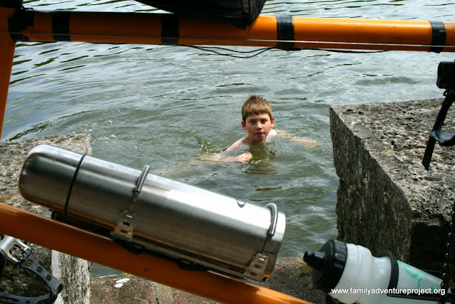 I'm swimming in the rain - Family Adventure Project