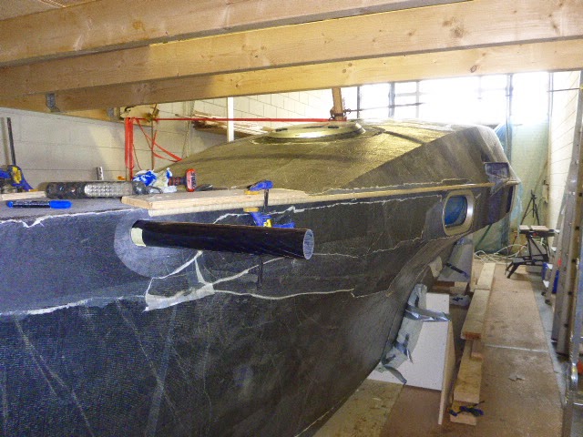 F32R(s;-) Thriller: glued the front trampoline lashing tubes