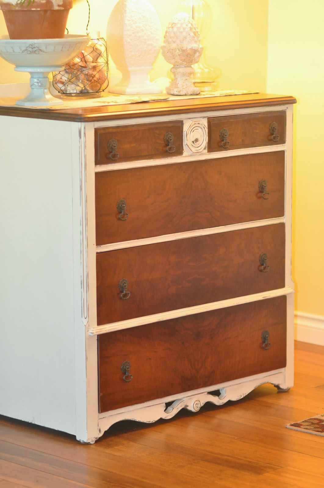 Sweetly Chic: Classy Little Dresser.