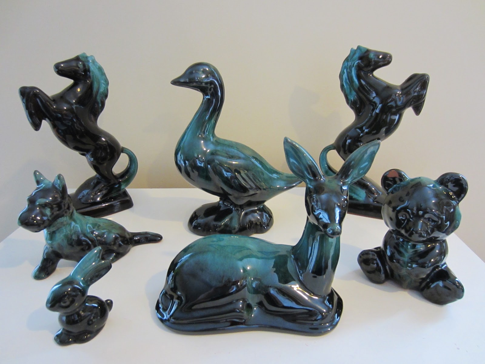 Vintage et Distinction: Collection – 7 figurines BLUE MOUNTAIN POTTERY