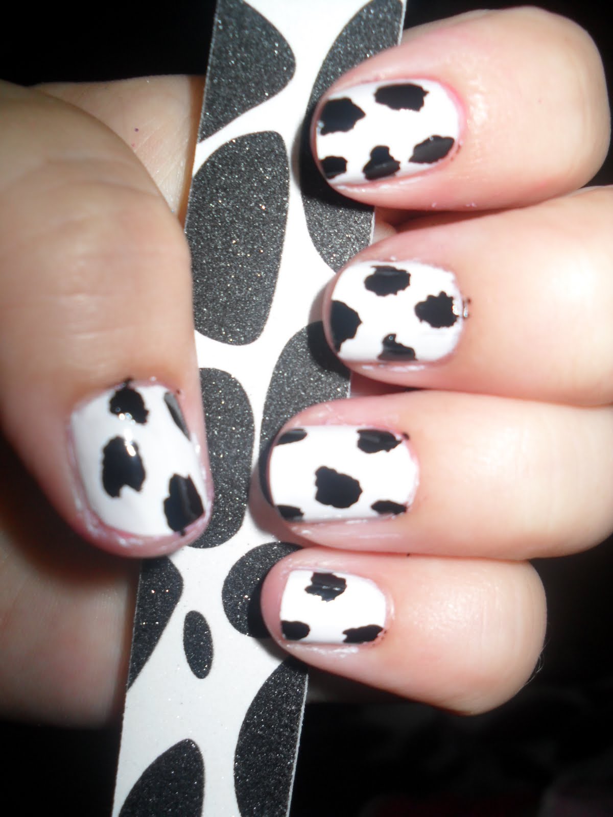 PortugueseDoll: Cow Print Nails