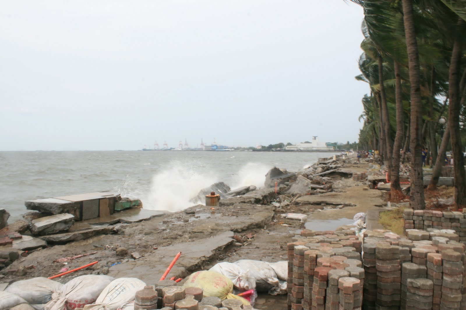 Chronicles of a Traveller: Baywalk (Manila Bay) after typhoon Pedring