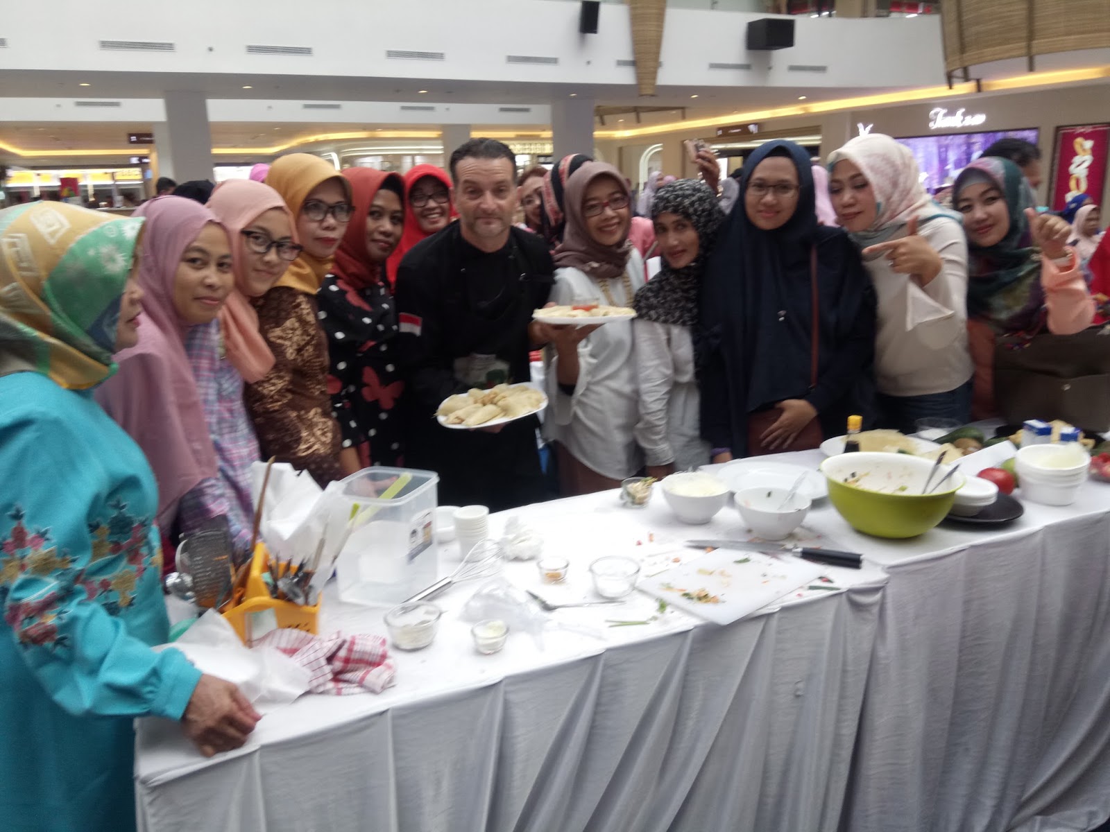 Hero COOKING DEMO: HERO. COLD LUMPIA Atrium 23 Paskal Hyper Square Bandung