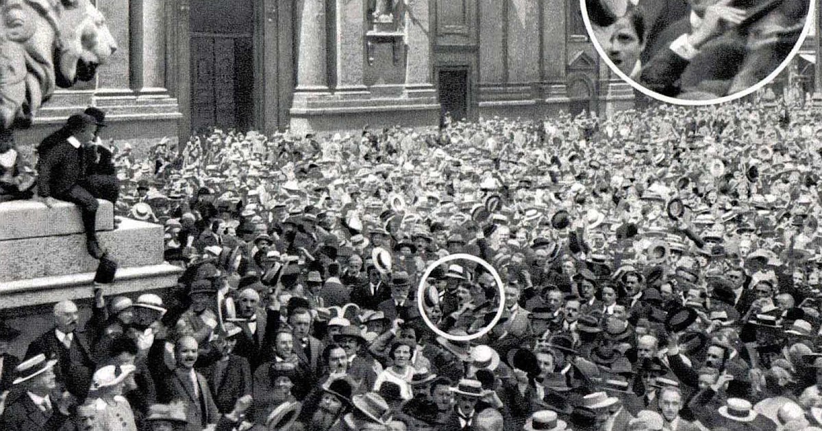 O jovem Hitler aplaude o início da Primeira Guerra Mundial, 1914 ...