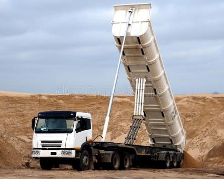 Mobil Truk Pengangkut Pasir Tetap Garang Segala Kondisi Jalan