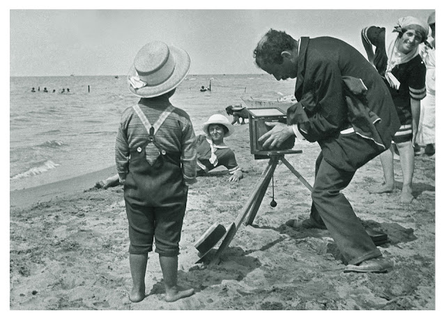 Interesting Vintage Photos Show People Photographing Their Friends ...
