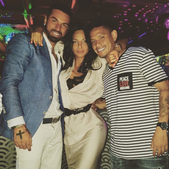 Only for womens: Есмер Омерова показа годежния си пръстен + Още снимки ...