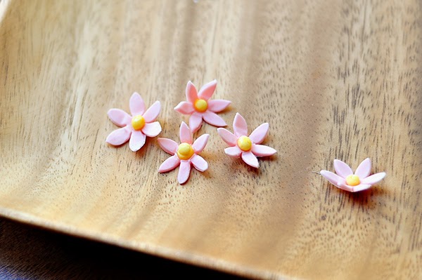 The Cheese Thief: Easy Gumpaste Flowers to Decorate Anything