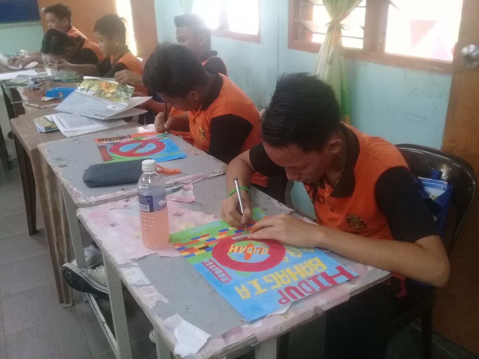 PENDIDIKAN PENCEGAHAN DADAH SMK LUBOK ANTU: Melukis Poster PPDa
