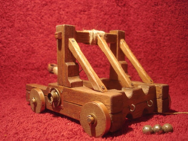 Modelos Antigos em Escala: Catapulta