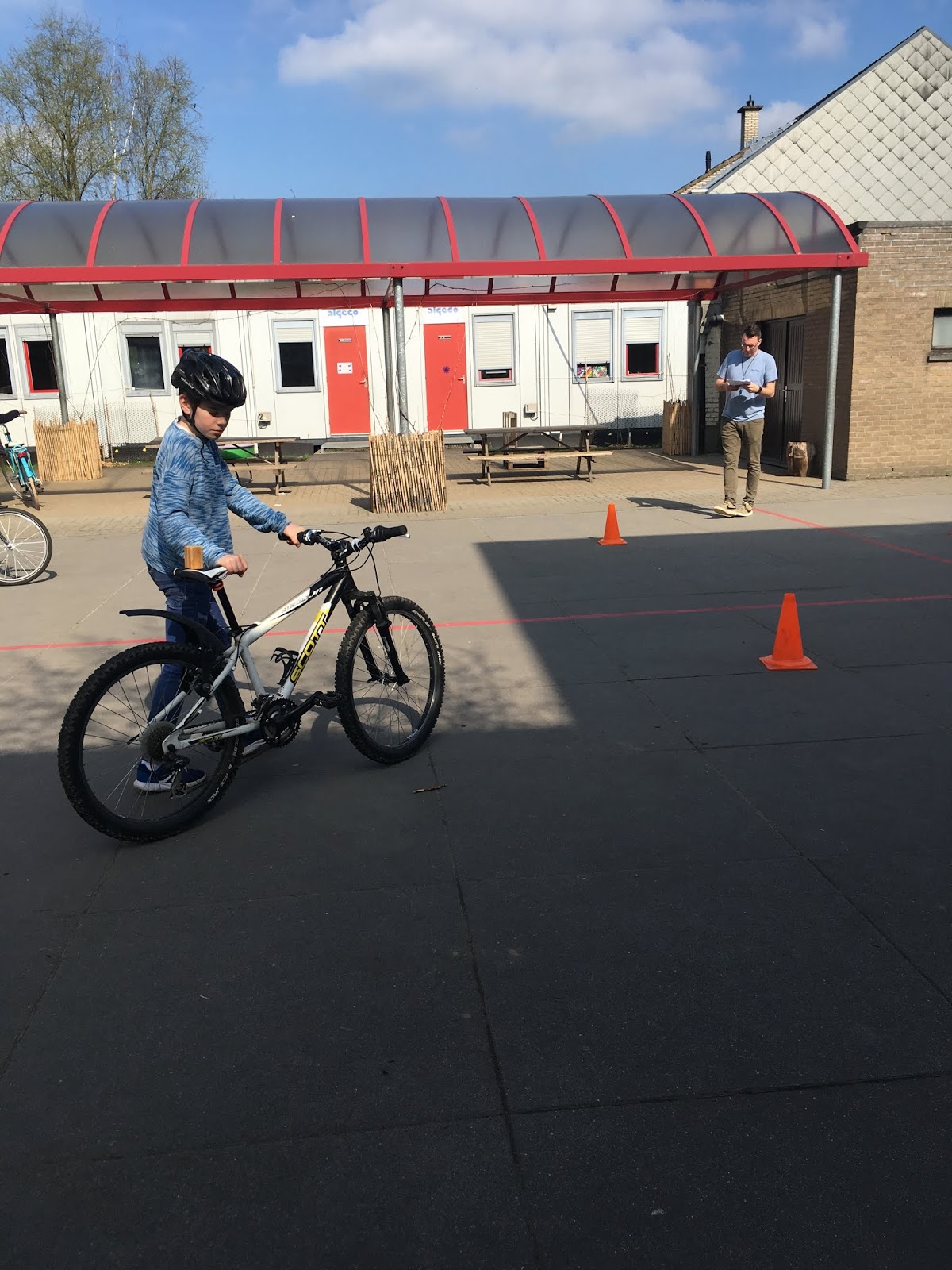 4e leerjaar GBS Welle: Fietsvaardigheden oefenen.