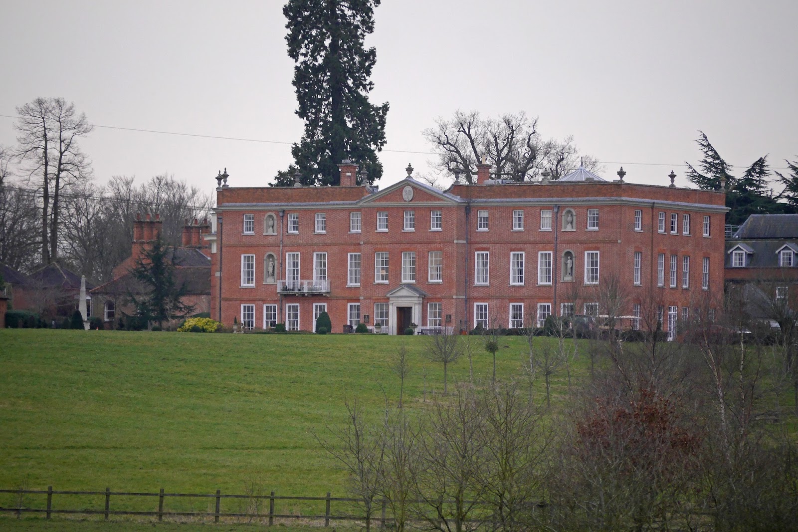 Walking in the country: Dogmersfield Park
