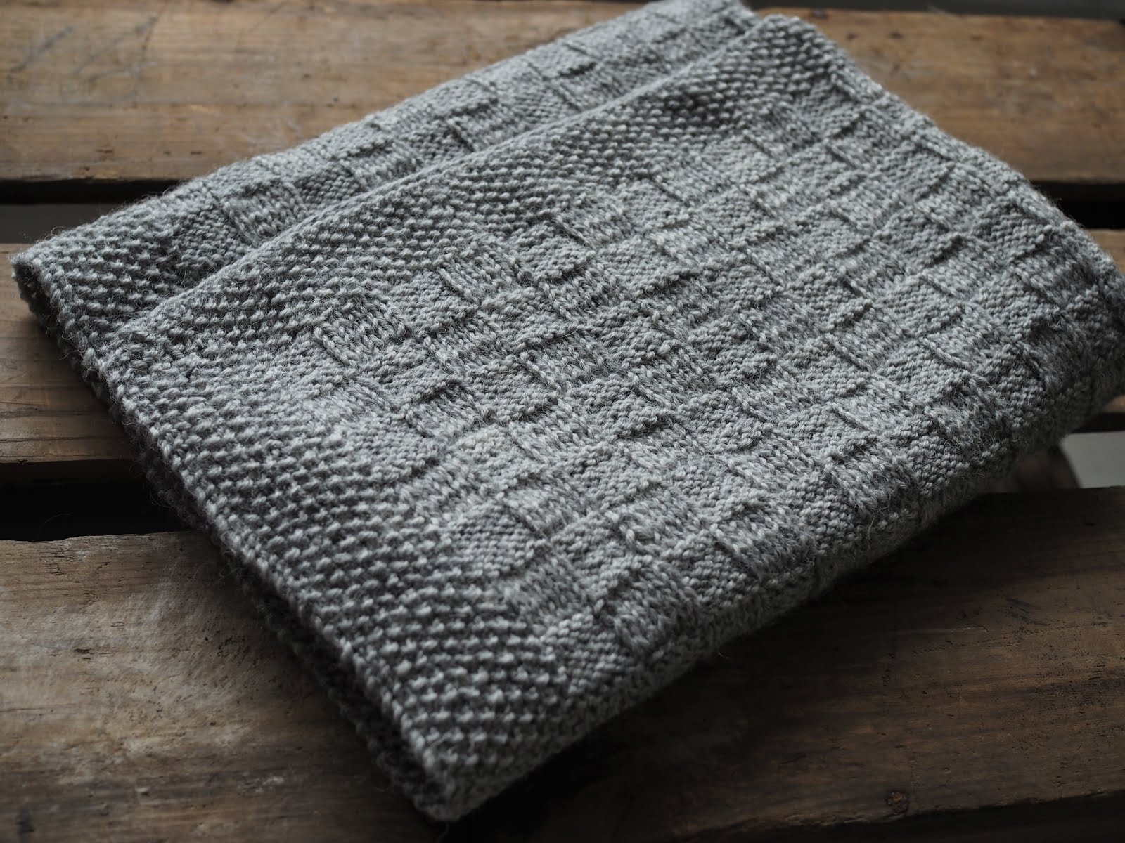 Neulottu peitto vauvalle / Valmiiseen pöytään