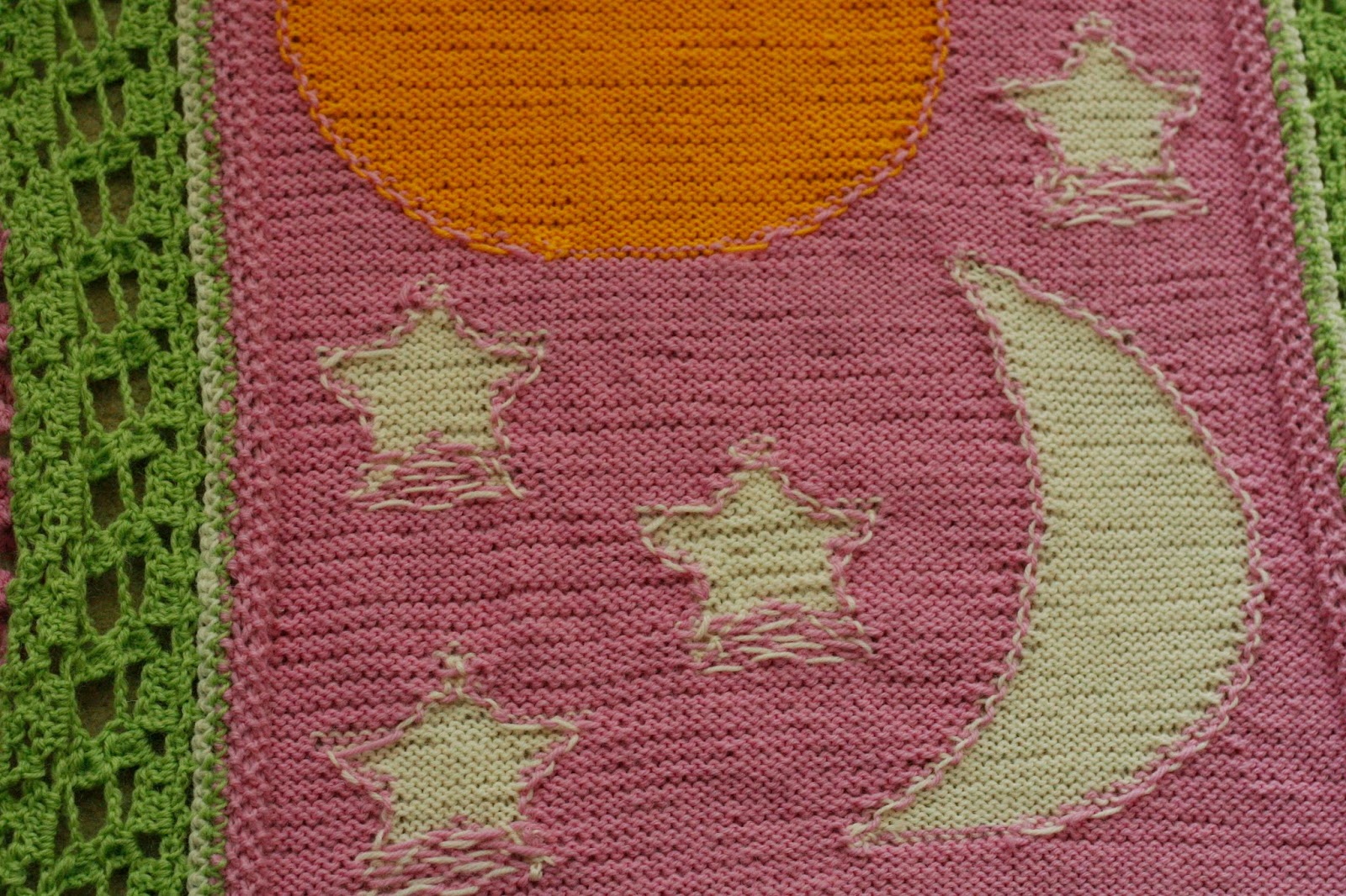 Kätten hipiällä: Puu ja kuu - neulottu vauvan peitto