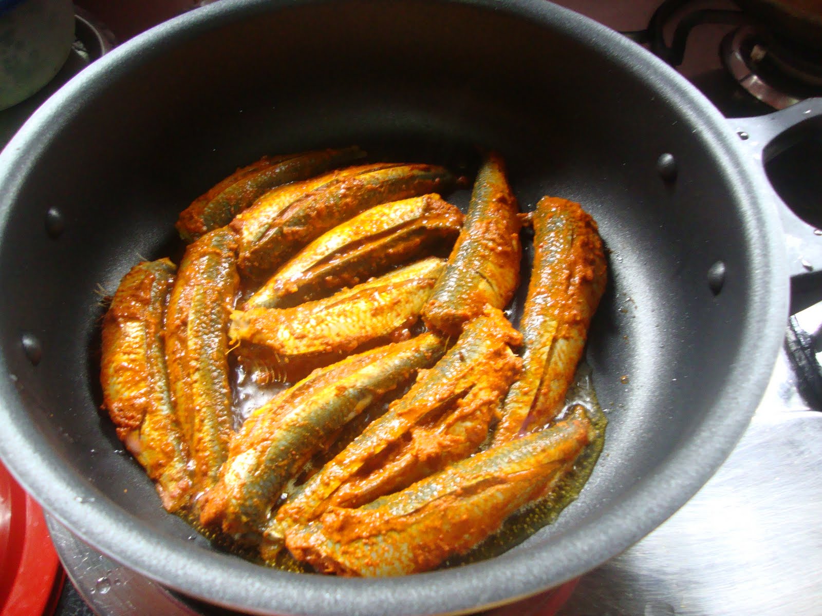 Kitchen Delights: Mathi Ilayil Pollichathu (Sardine Fish in Banana Leaf ...