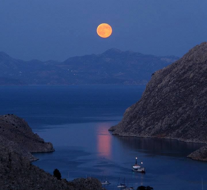 The passion of colors: full moon in Greece!