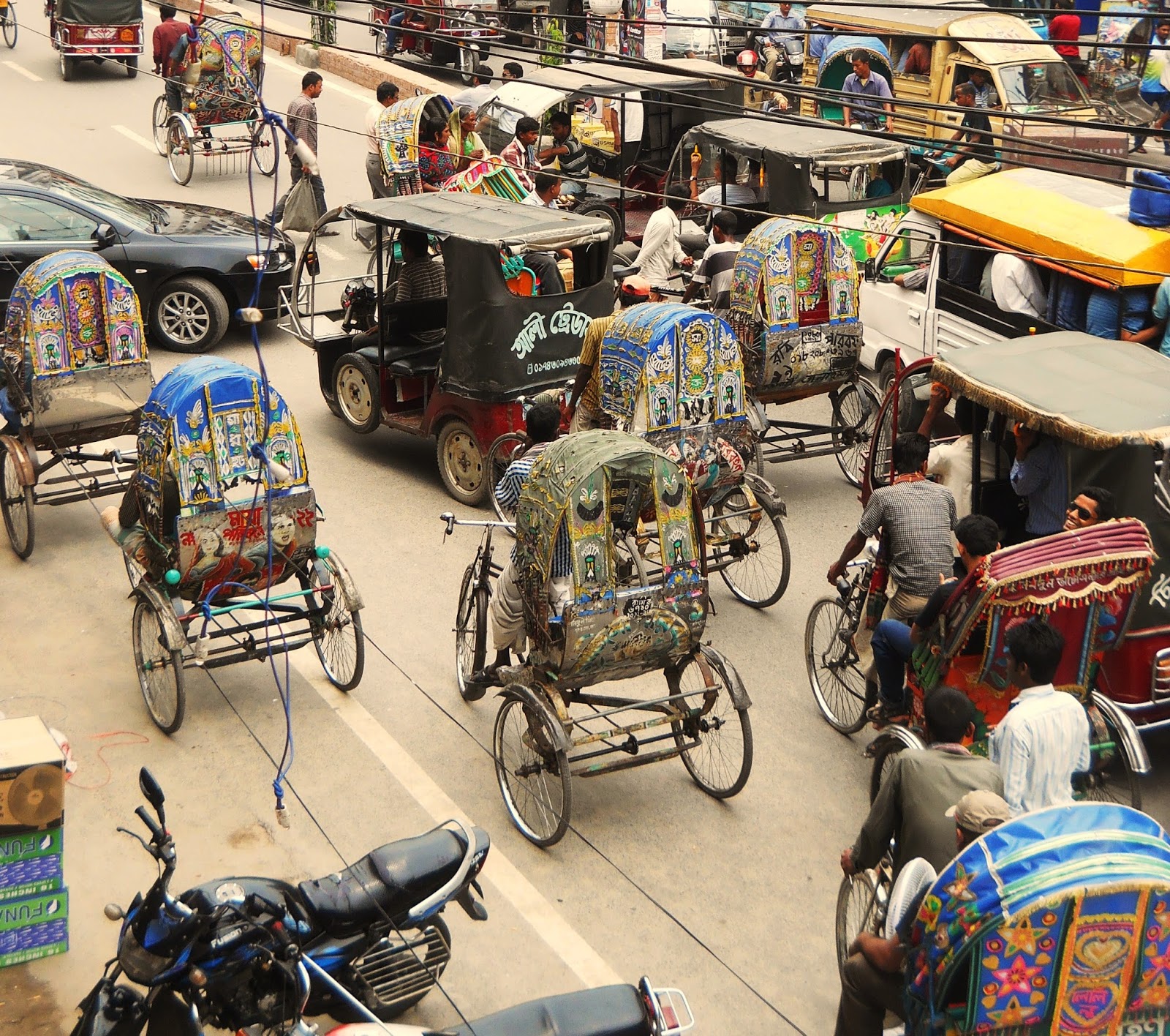 evenfewergoats: The Exuberant Rickshaws of Bangladesh