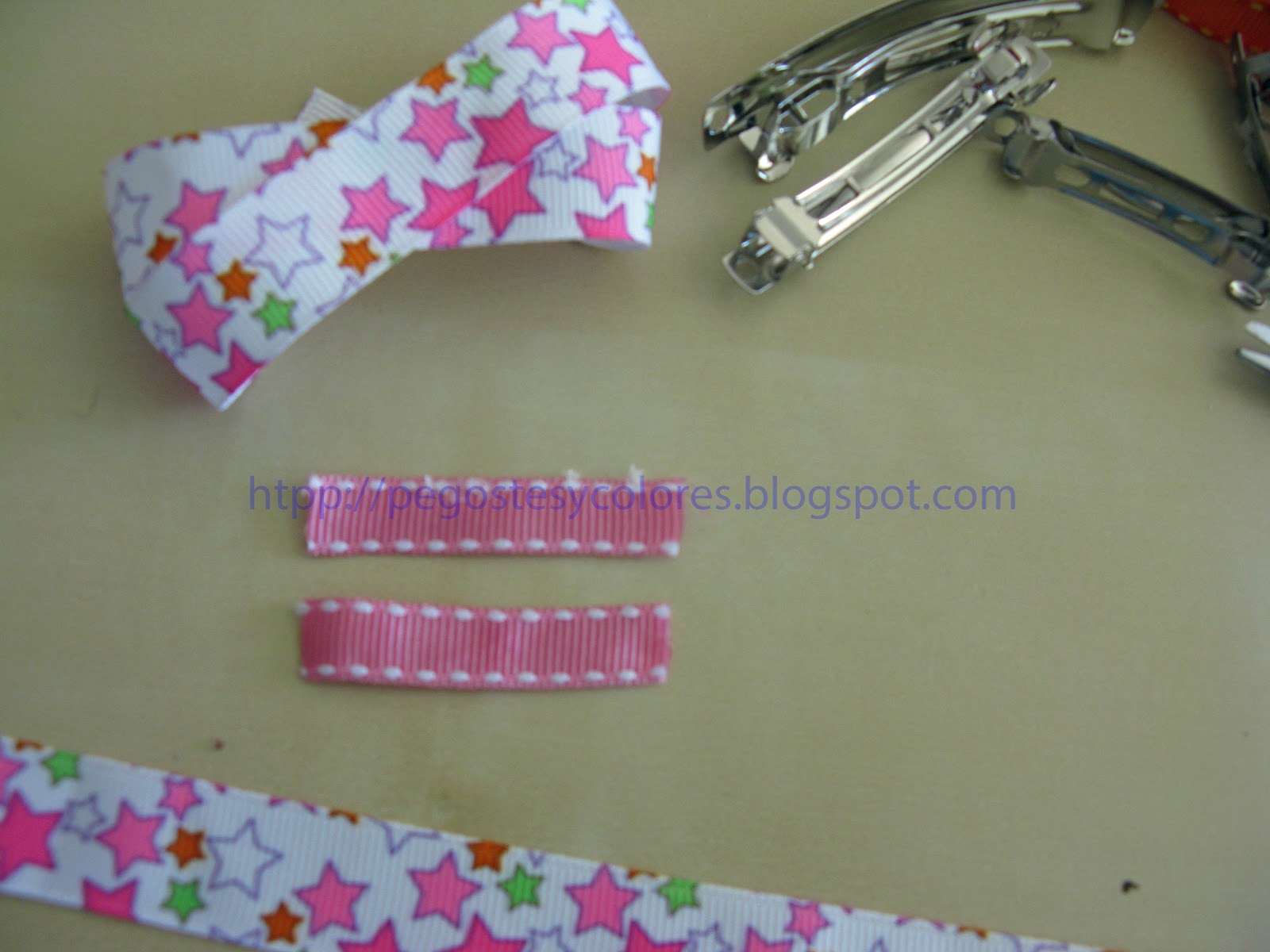 Pegostes y Colores: Broches para el Cabello con Moños