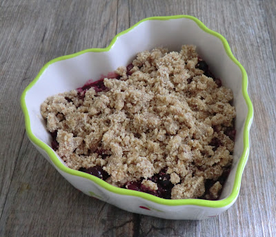 Crumble cru aux fruits rouges à la farine de souchet sans gluten et ...