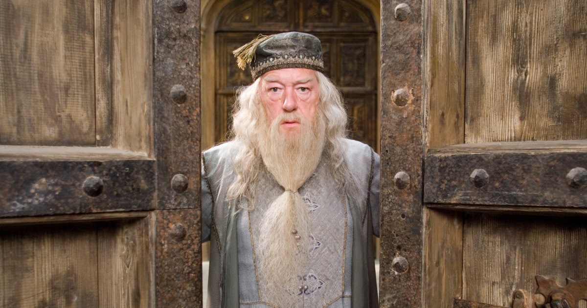 Na další fotce z druhých Fantastických zvířat je mladý Brumbál | TVrecenze