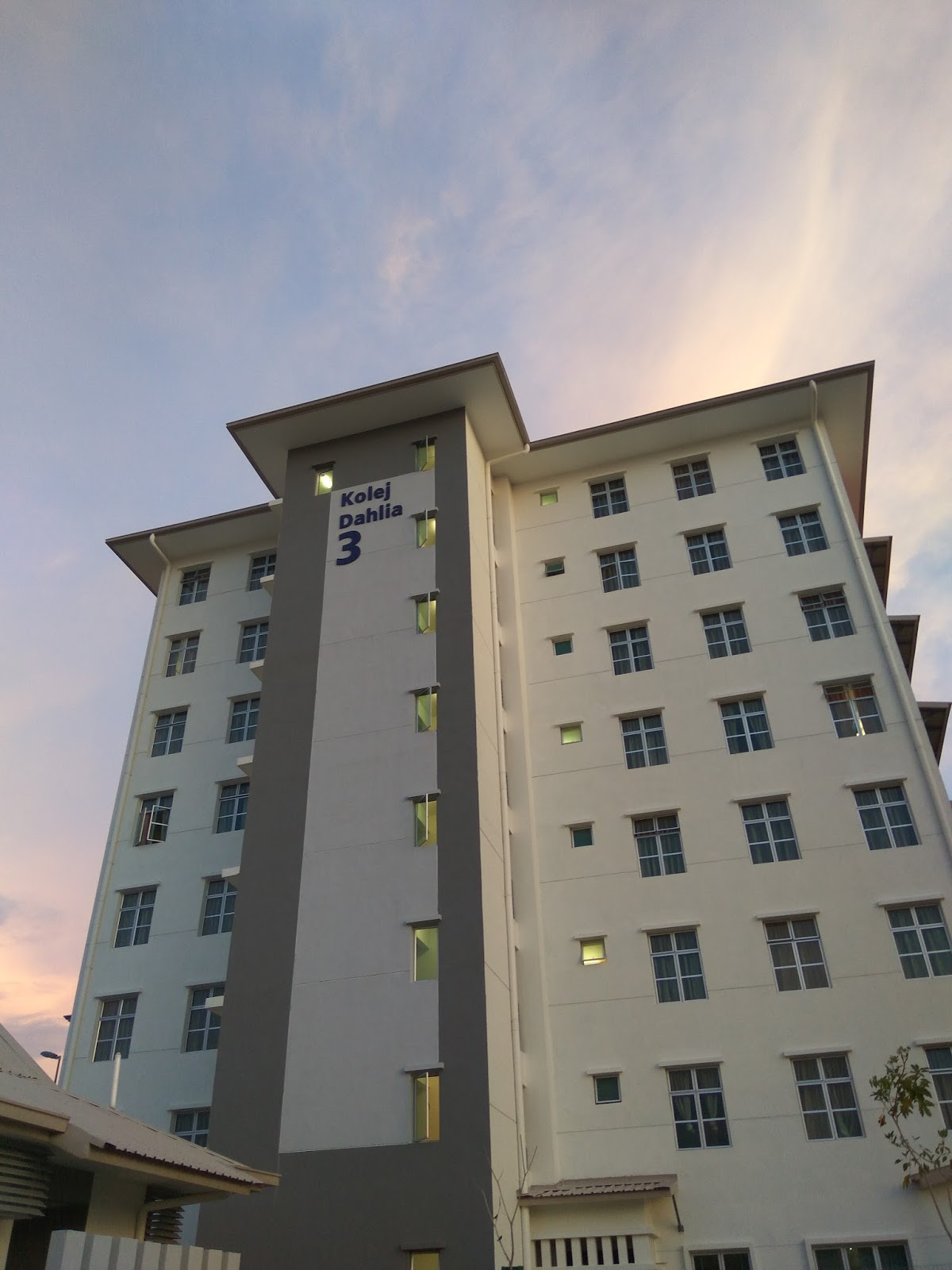 Cik Gigi Besi: A Sneak Peek of UiTM Dengkil!