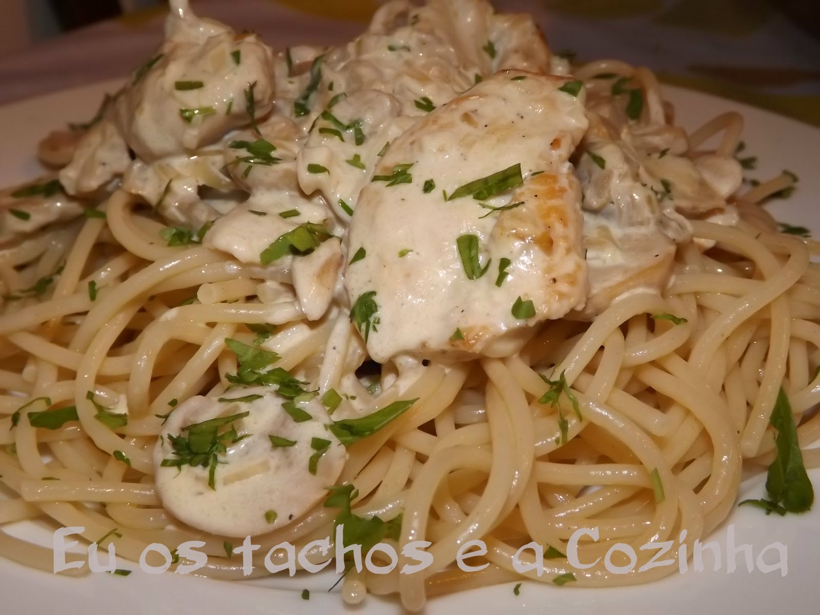 Bifinhos de frango com molho de natas e cogumelos