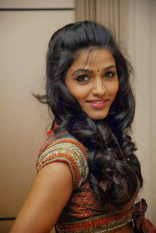 Actress Dhansika Hot Sexy Navel Stills