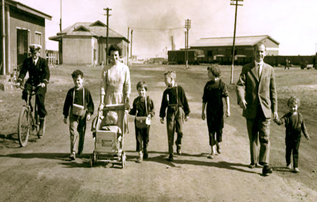 We are Bahá'ís: Gerda and Martin Aiff with their six children