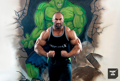 Muscle Lover: Daz Ball in the gym