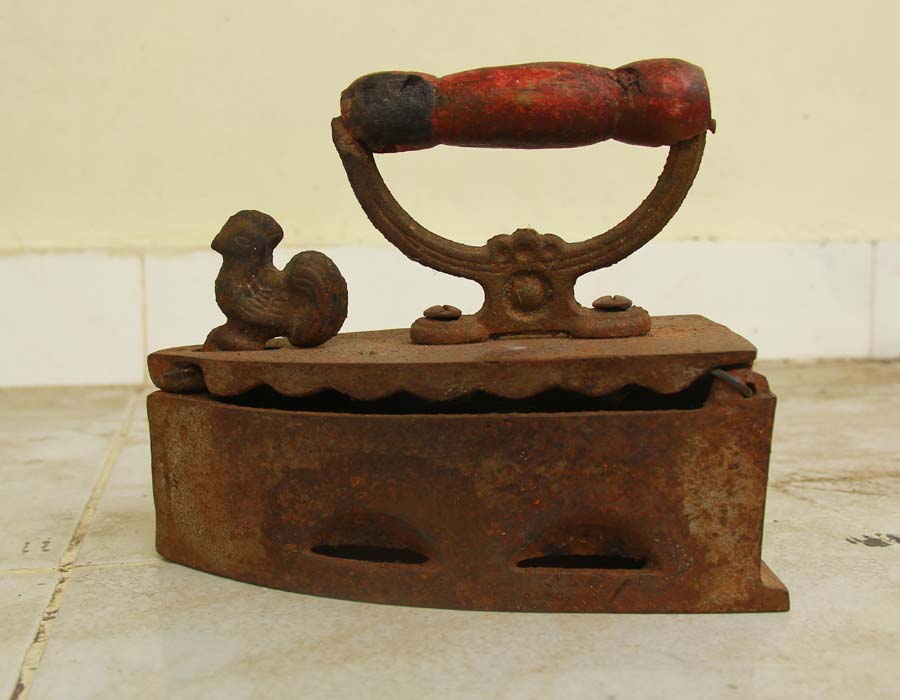 Toko Memorabilia: Setrika kuno dari besi