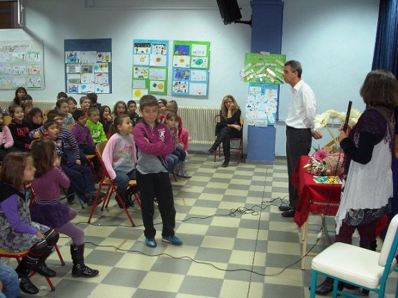 ΛΕΥΤΕΡΙΑ: Η ΣΥΓΓΡΑΦΕΑΣ ΒΟΥΛΑ ΜΑΣΤΟΡΗ ΣΤΟ ΣΧΟΛΕΙΟ ΤΗΣ ΚΑΡΙΤΣΑΣ