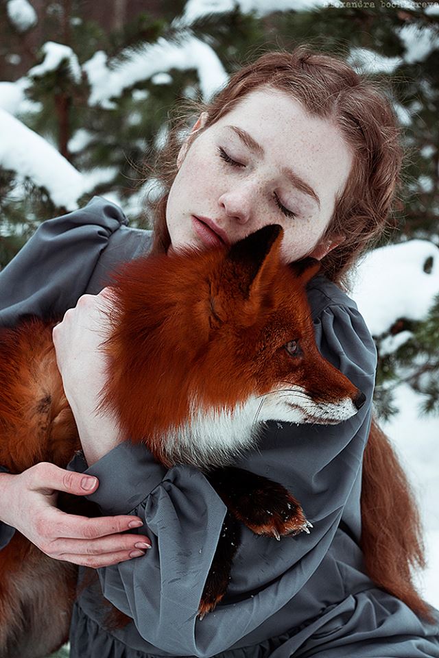 White Wolf : The Girl And The Fox Cuddle In Beautiful Photographs by ...