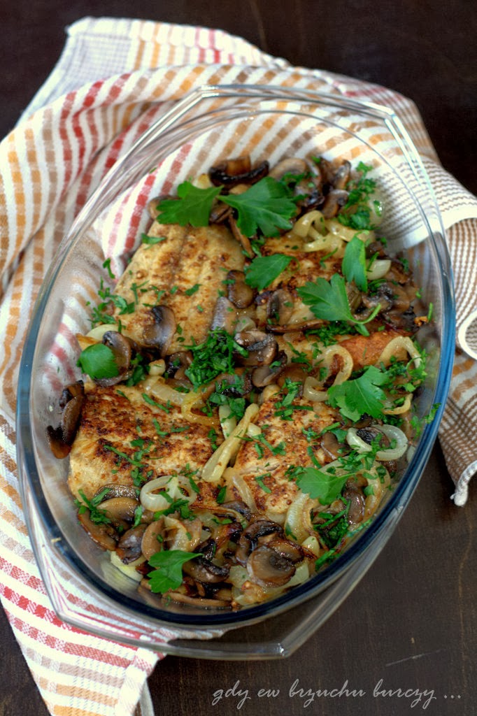 Gdy w brzuchu burczy... : Ryba (sum) zapiekana z pieczarkami