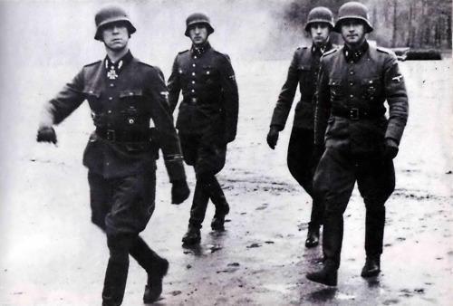 L.U.N.T.U.R.A.N_P.E.N.A: SEJARAH - Sejarah Waffen-SS (Schutzstaffel ...