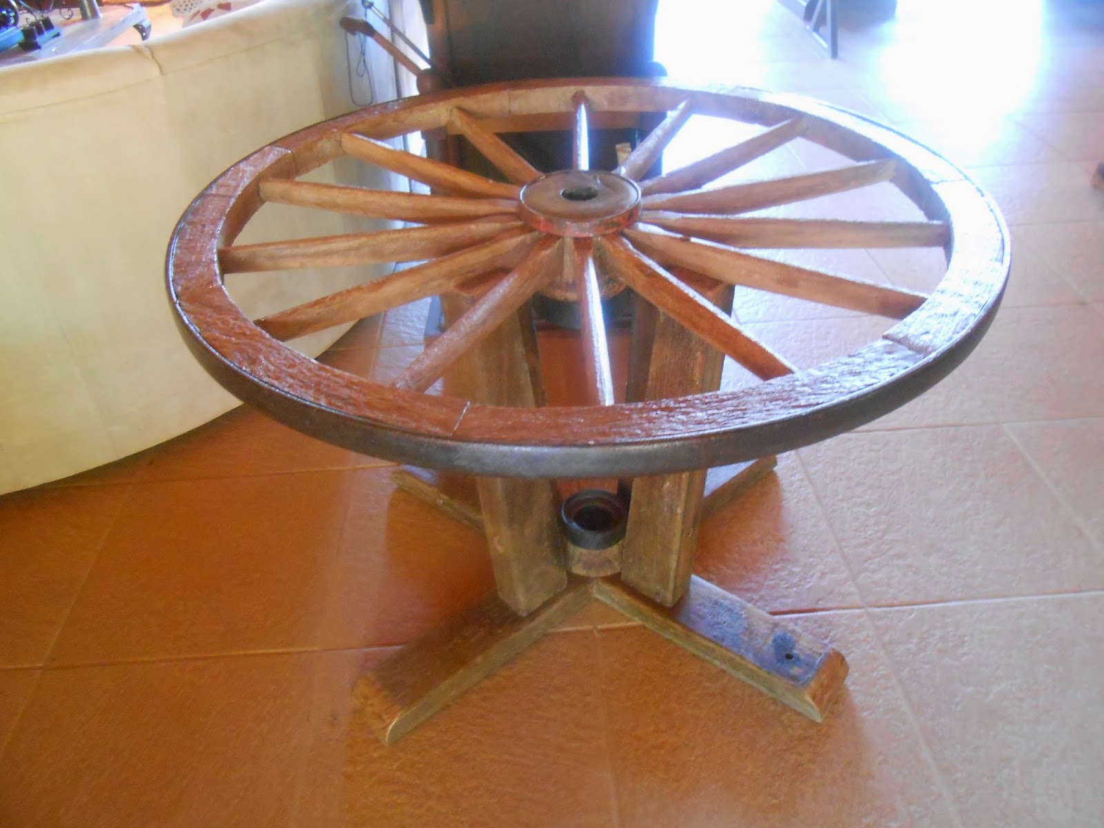 Moveis Rústicos Sítio Dos Ipês: Mesa de roda de carroça