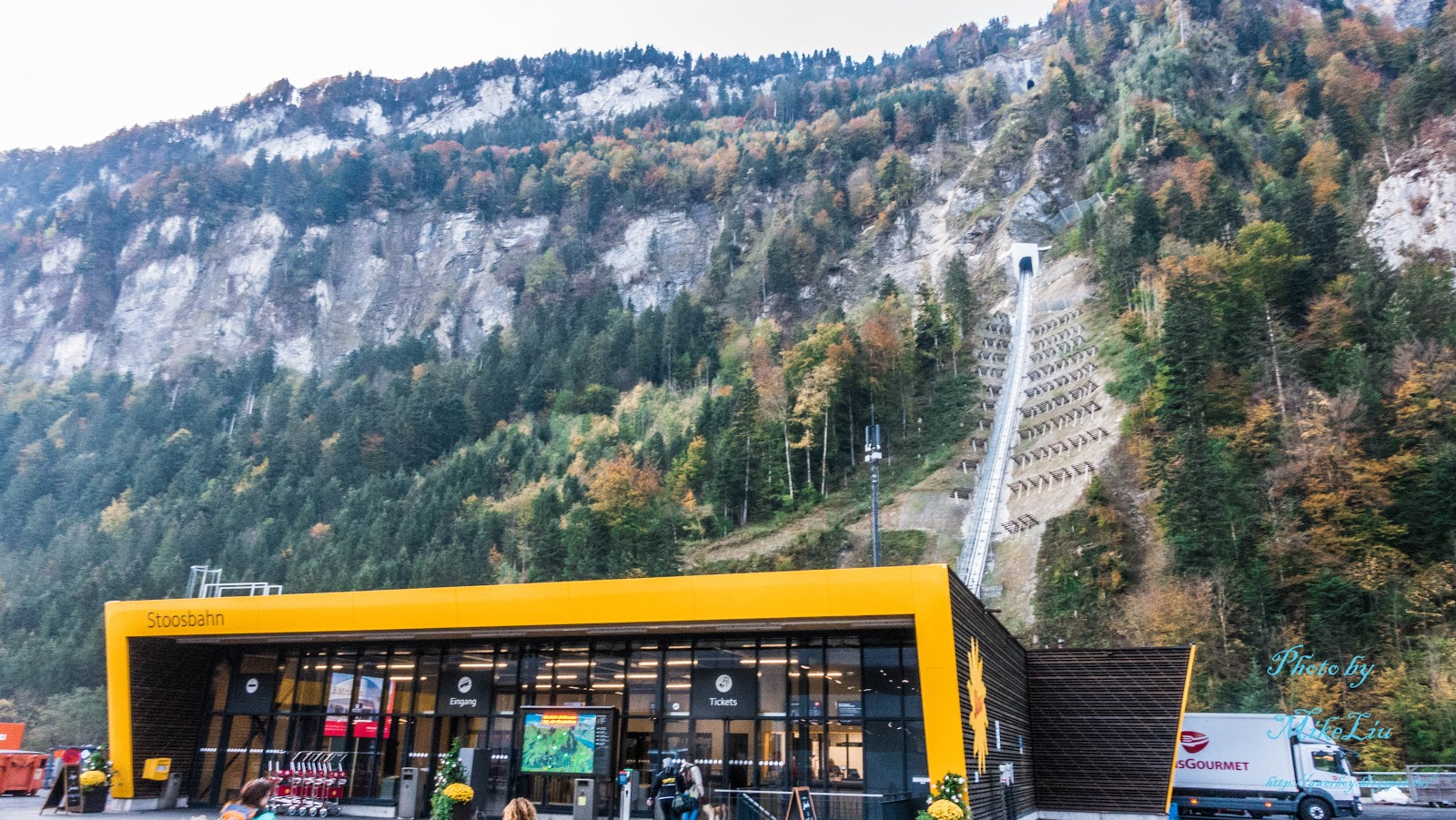 施圖斯景點｜交通｜ Stoos Bahn 世界最陡登山纜車 - 麥克愛旅行