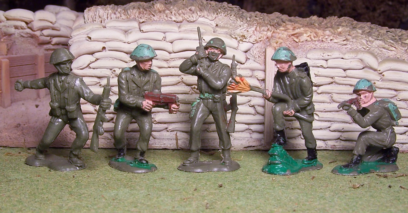 WWII Plastic Toy Soldiers: Crescent - Toy Soldiers