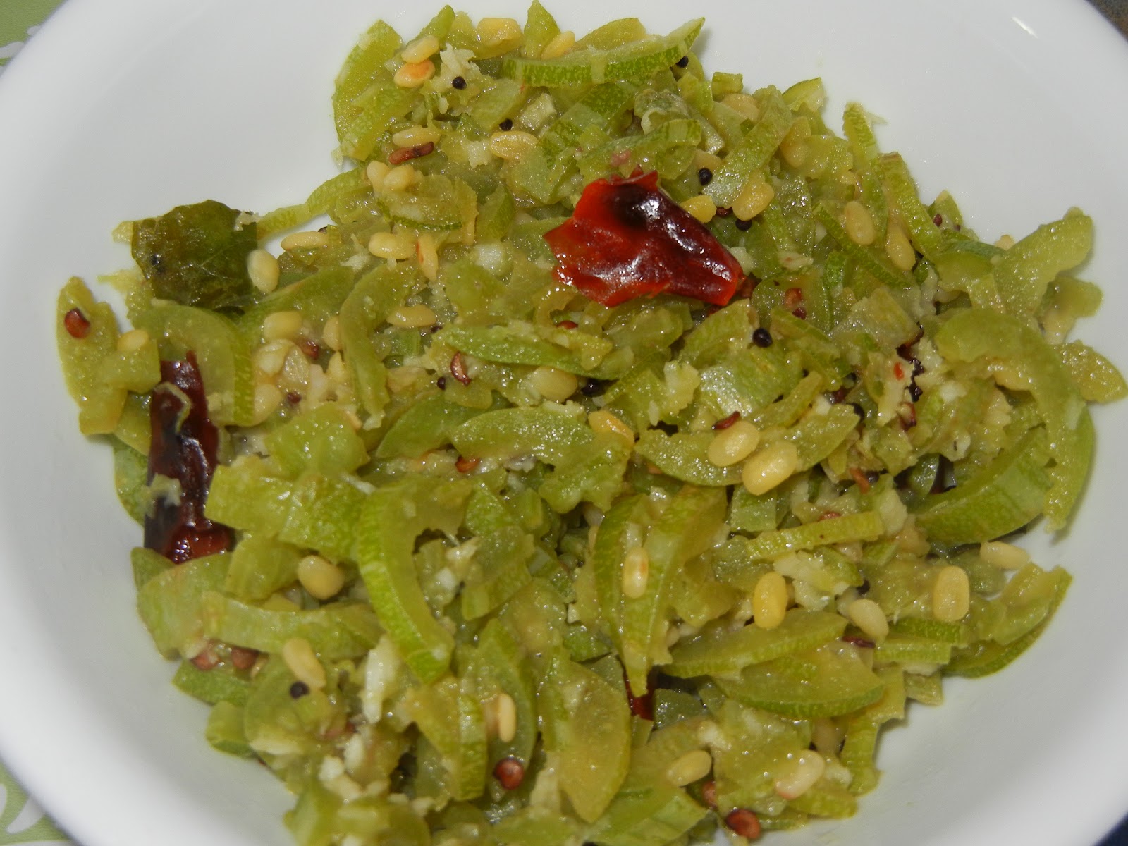 Yashodha's kitchen: PUDALANGAI / SNAKE GOURD PORIYAL