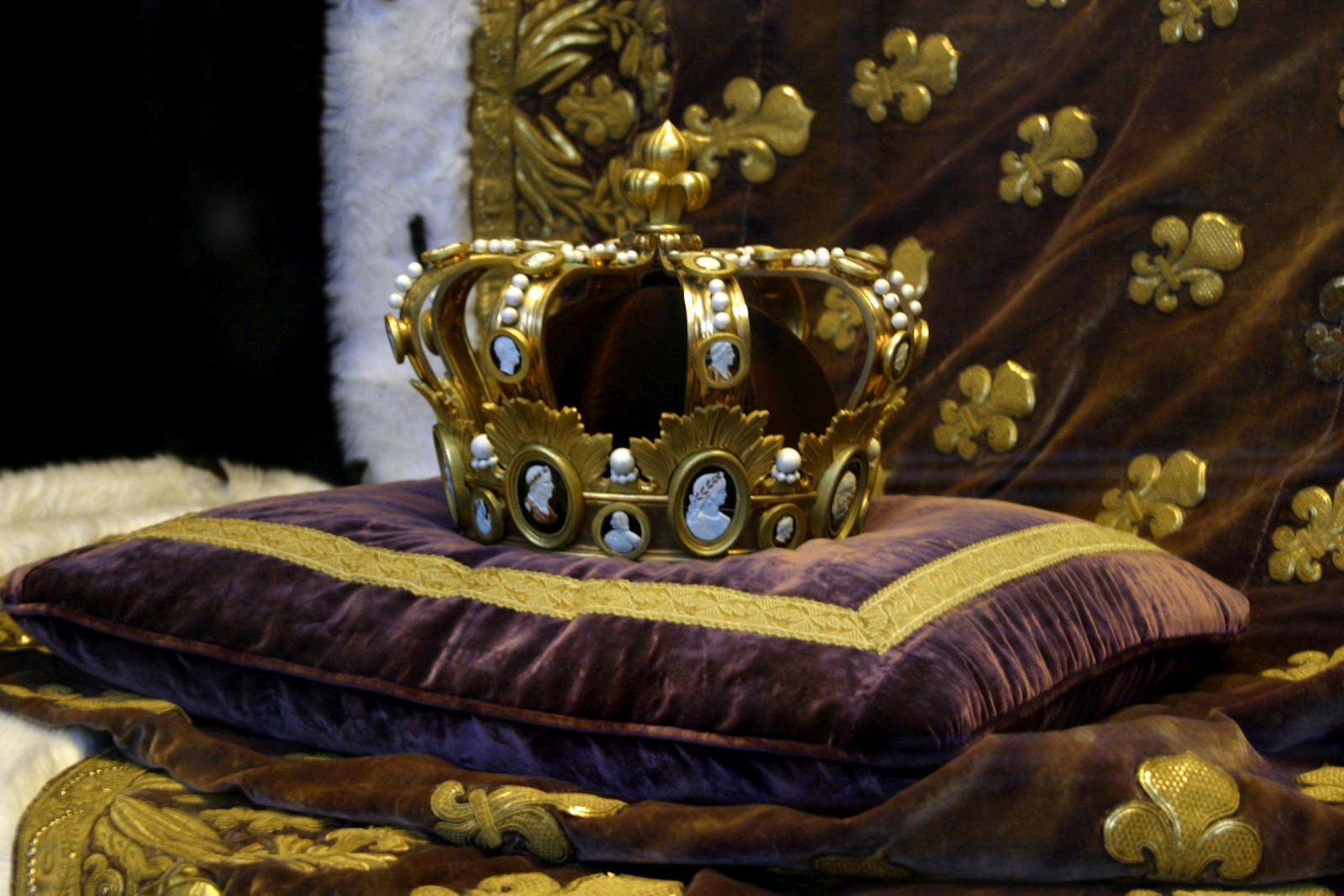 Official and Historic Crowns of the World and their Locations: France 44