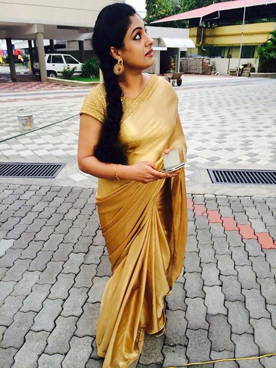 Hot Telugu Acress in Golden Blouse exposing Navel with juicy Clevage ...